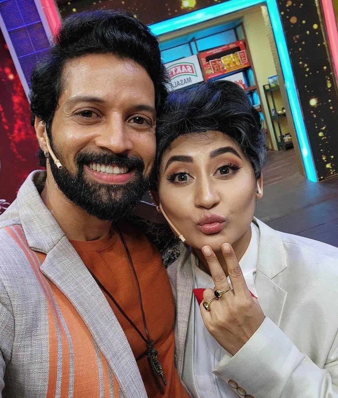 சுனிதாவுடன் செம்ம cute ஆக ரொமான்ஸ் செய்த சந்தோஷ் பிரதாப்.! எவ்ளோ அழகா ...