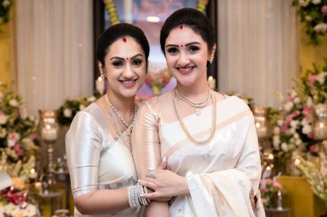 நடிகை மஞ்சுளாவின் 10-வது நினைவு நாள்.! குடும்பத்துடன் அஞ்சலி செலுத்திய ...