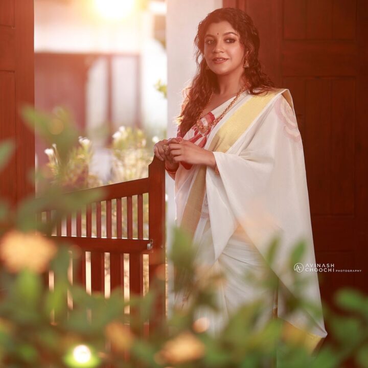 நீ இருக்குறியே ஓலைக்கொட்டாயா..! ஓணம் சேலையில் கலக்கும் நடிகை Abarna ...