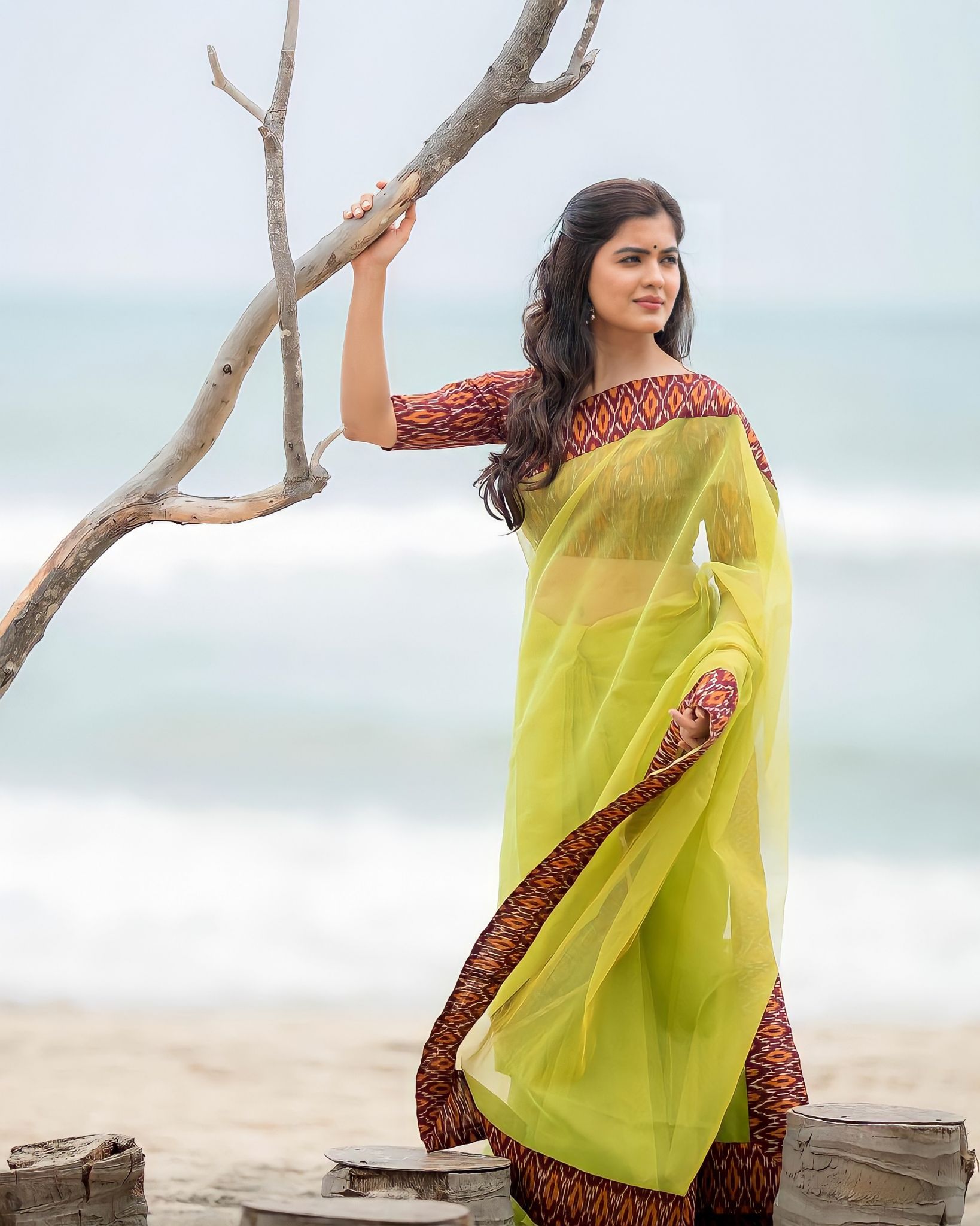 Amritha Aiyer Wiki, Age, Boyfriend, Family, Biography, Images - TamilGlitz