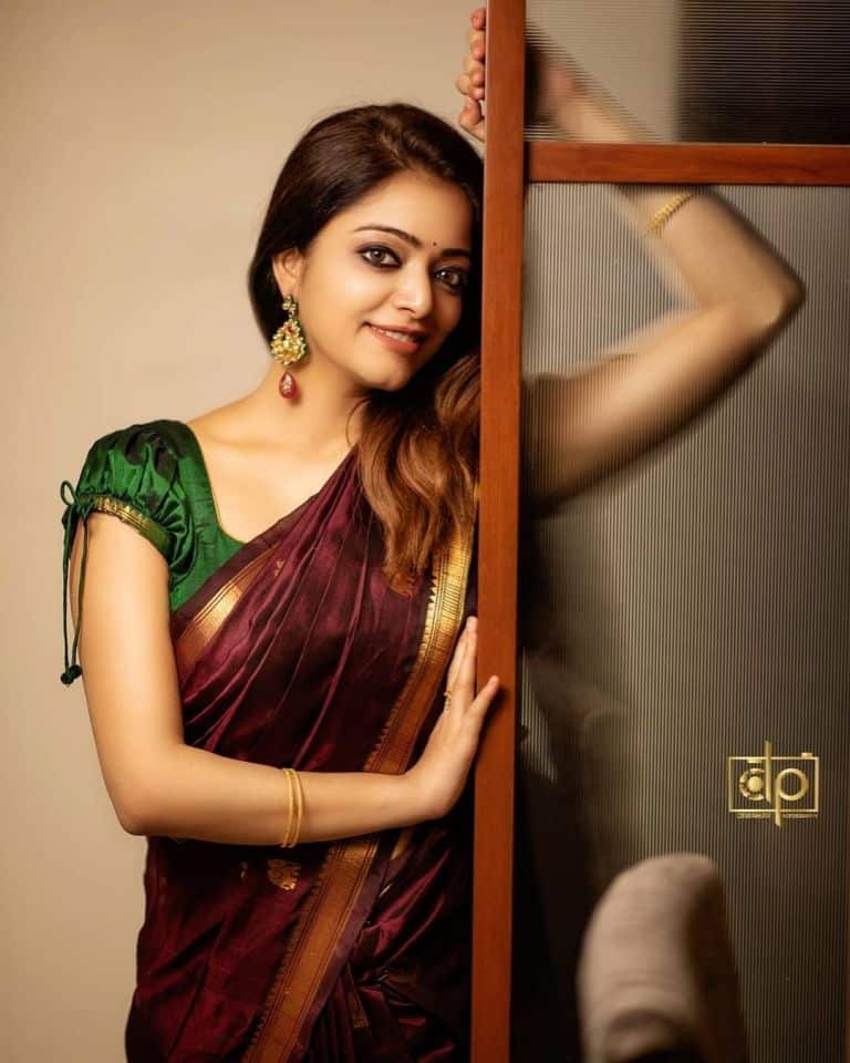 Janani Iyer Wiki, Age, Boyfriend, Family, Biography, Images - TamilGlitz