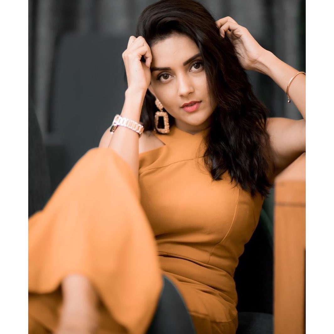 Mahima Nambiar Wiki, Age, Boyfriend, Family, Biography, Images - TamilGlitz